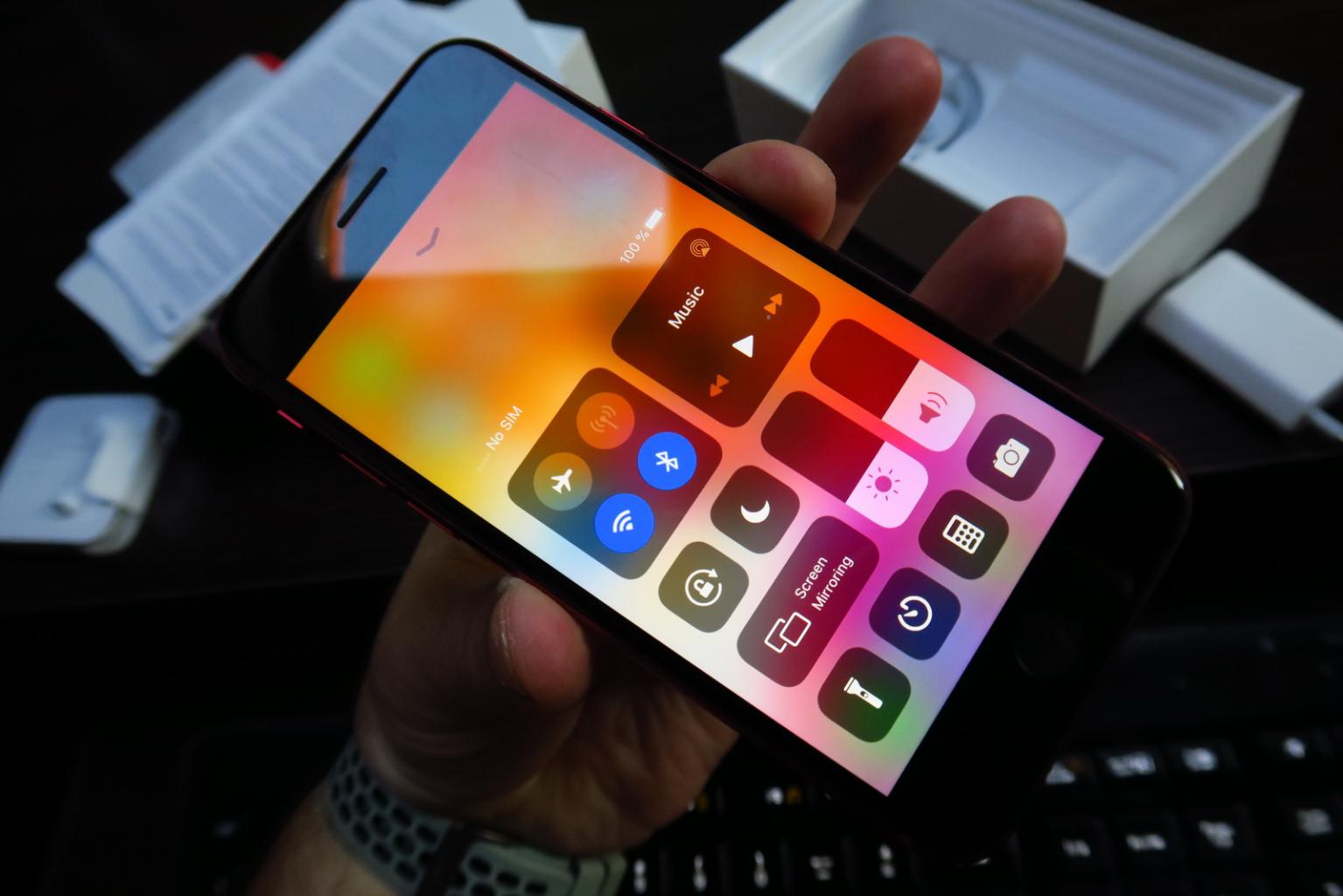 iPhone SE (2020) Unboxing: reîncarnarea lui iPhone 8 primeşte o nouă ...