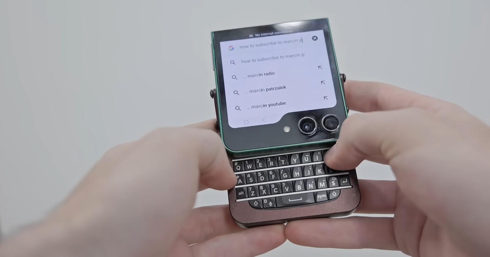 Samsung Galaxy Z Flip cu tastatură BlackBerry? Telefonul cu clapetă ...