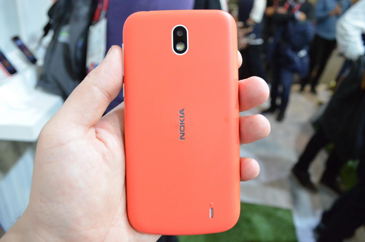 MWC 2018: Nokia 1 hands-on - cel mai ieftin telefon cu Android (Go) e ...