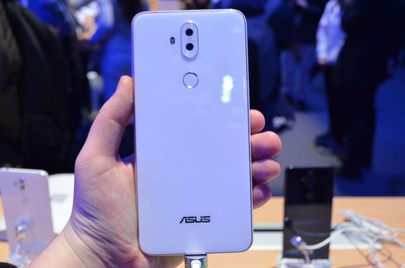 MWC 2018: ASUS ZenFone 5 Lite prezentare hands-on - telefon midrange în ...