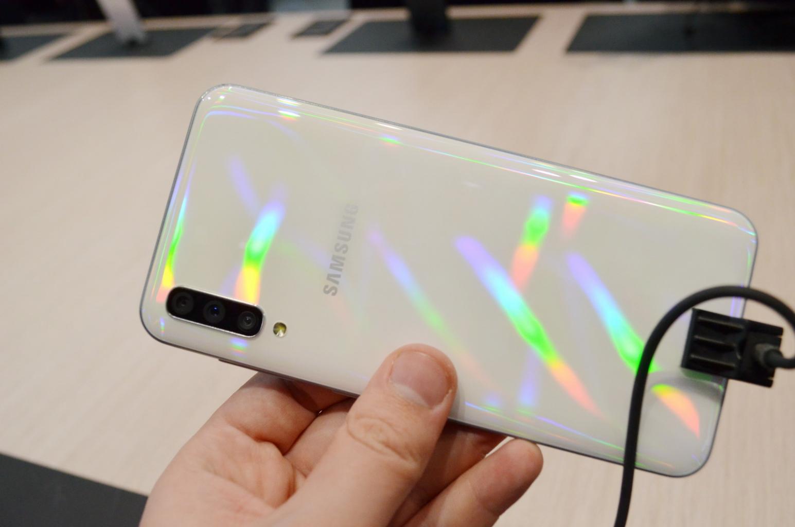 MWC 2019: Samsung Galaxy A50 - Prezentare hands-on cu cel mai dorit ...