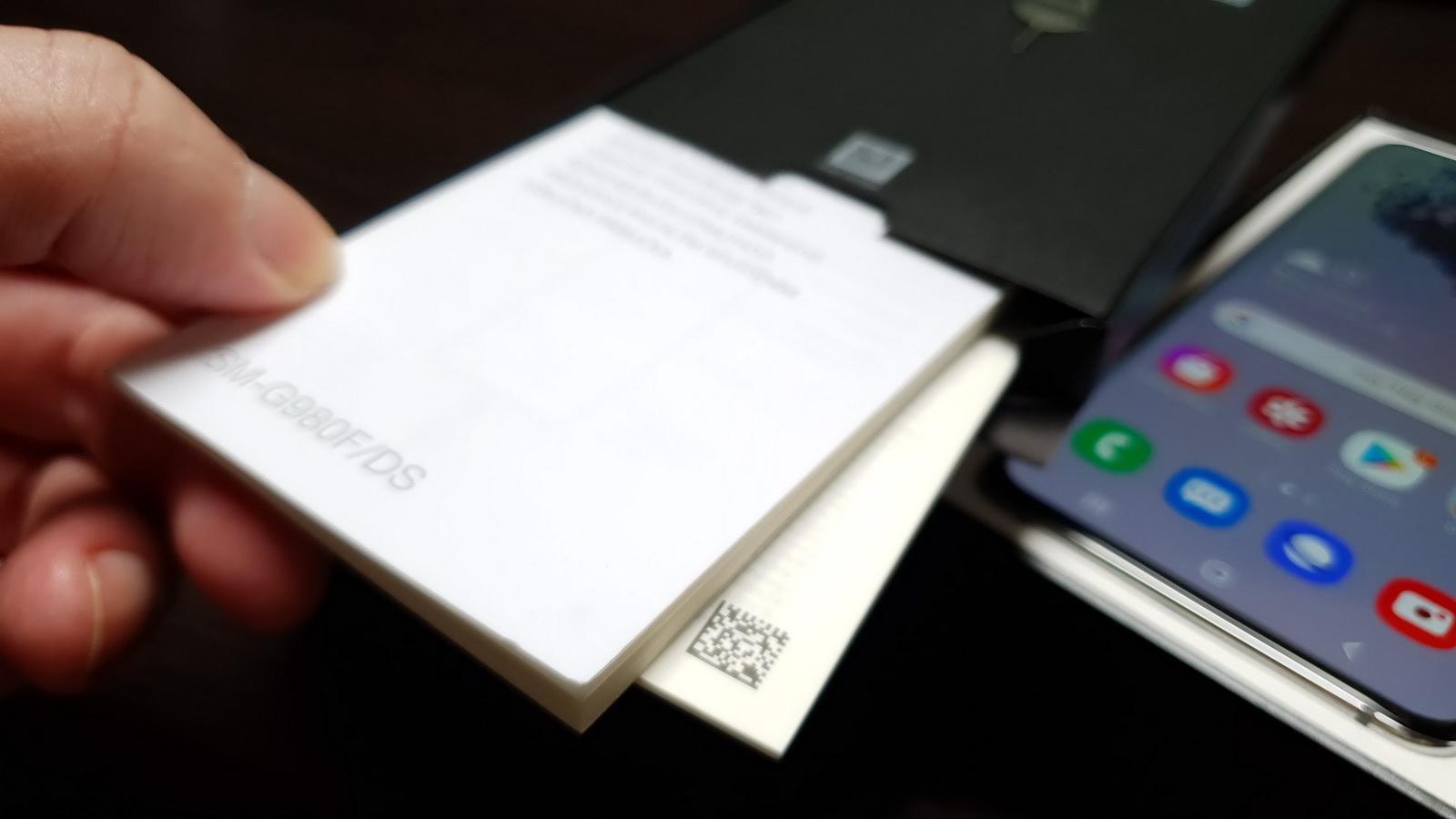 Samsung Galaxy S20: Design mignon, compact, din materiale premium