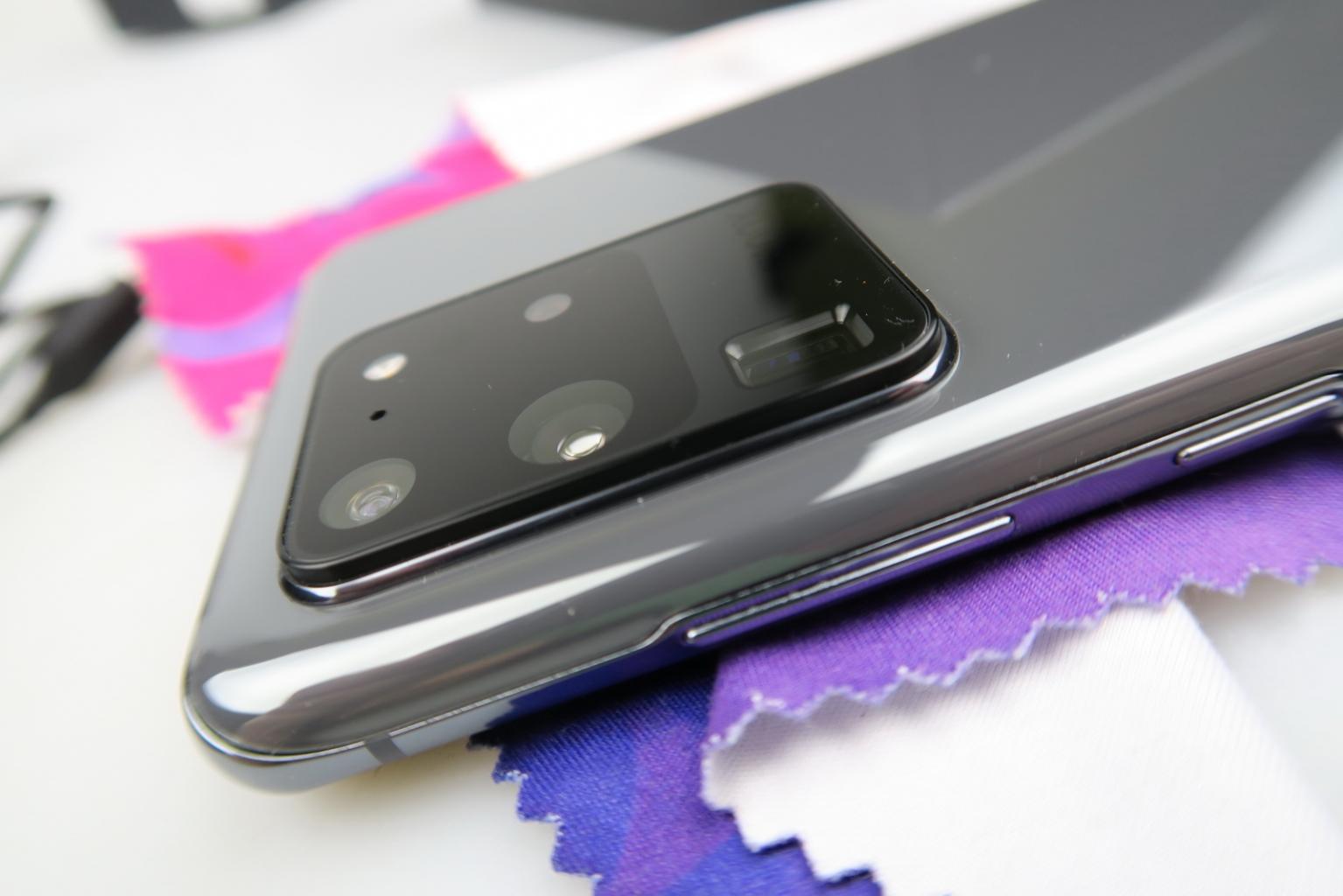 Samsung Galaxy S20 Ultra 5G: Design memorabil, din materiale premium ...