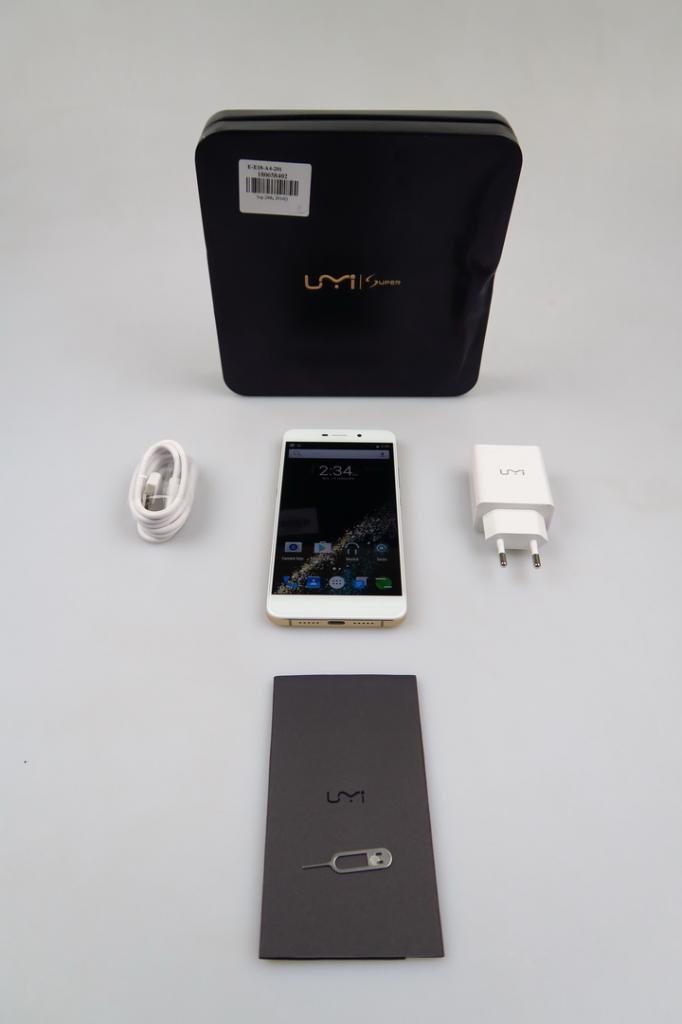 UMi Super unboxing: smartphone cu 4 GB RAM şi buton Home hipnotic (Video)