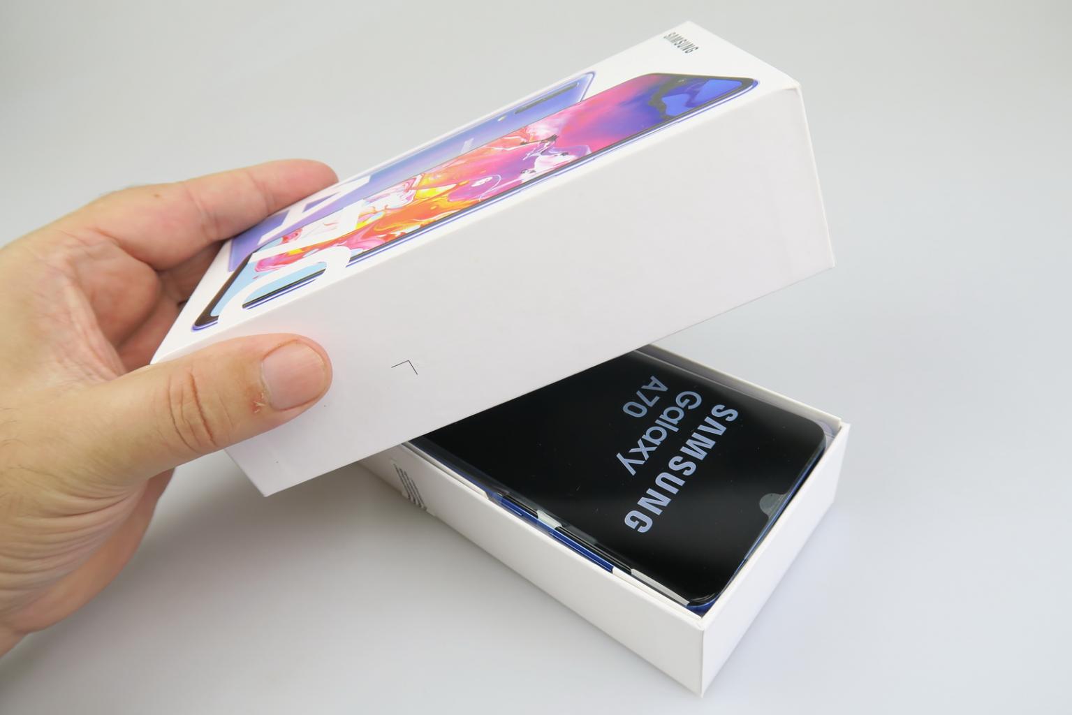 Samsung Galaxy A70 Unboxing: primele impresii despre un telefon cu ...