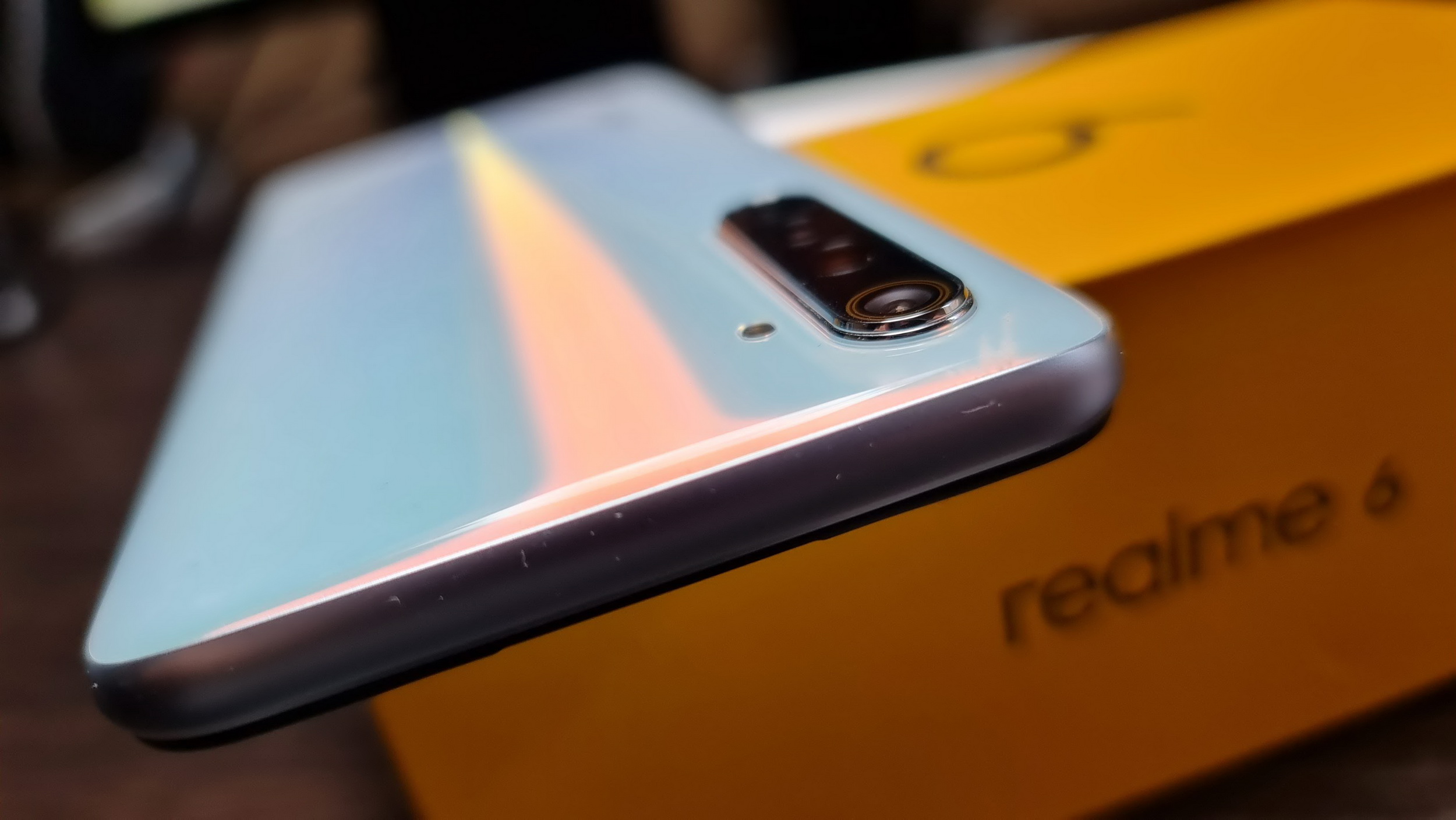 Realme 6 Unboxing: cine a zis că gaming-ul pe mobil trebuie să fie ...
