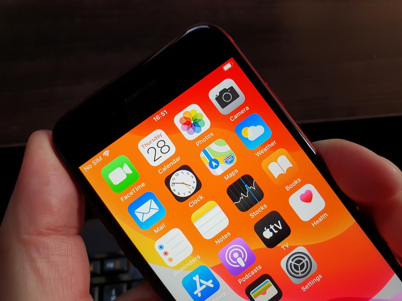 Apple iPhone SE (2020): Display mic, dar luminos