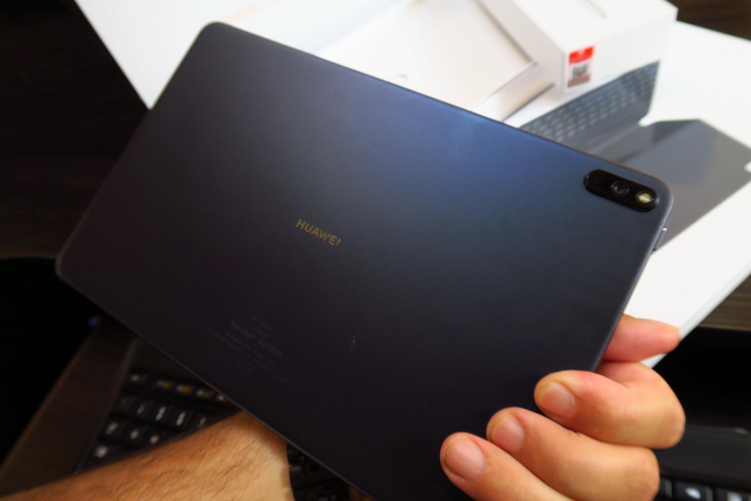 Huawei MatePad Pro: Design în sfârşit original, panou din sticlă cum nu ...