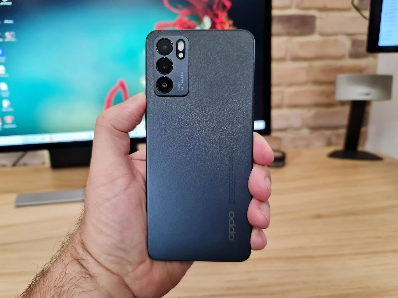 OPPO Reno6 5G: Design aidoma lui iPhone 12, ergonomic şi angular