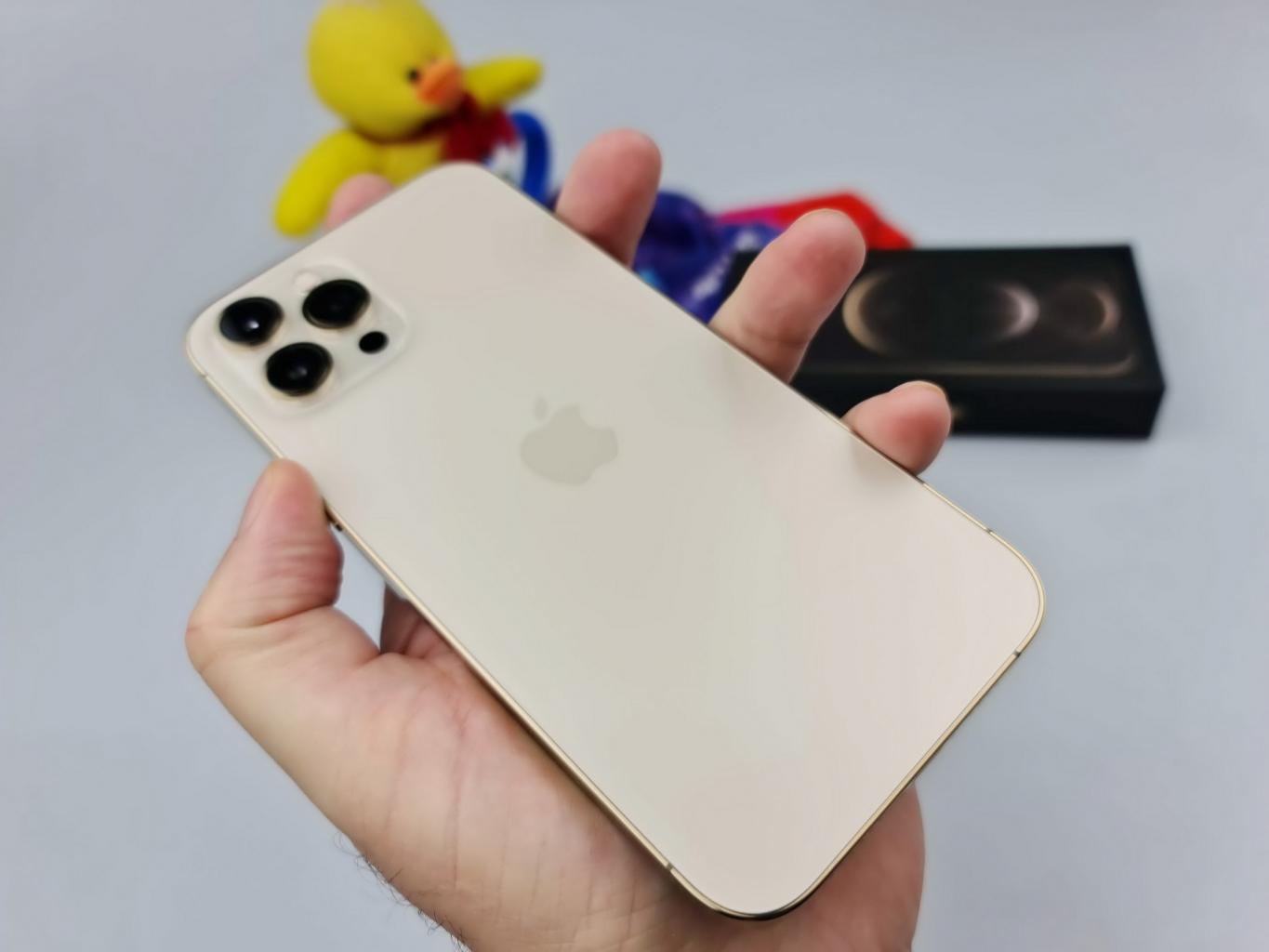 Apple iPhone 12 Pro Max Unboxing: mare, dar uşor de mânuit datorită ...